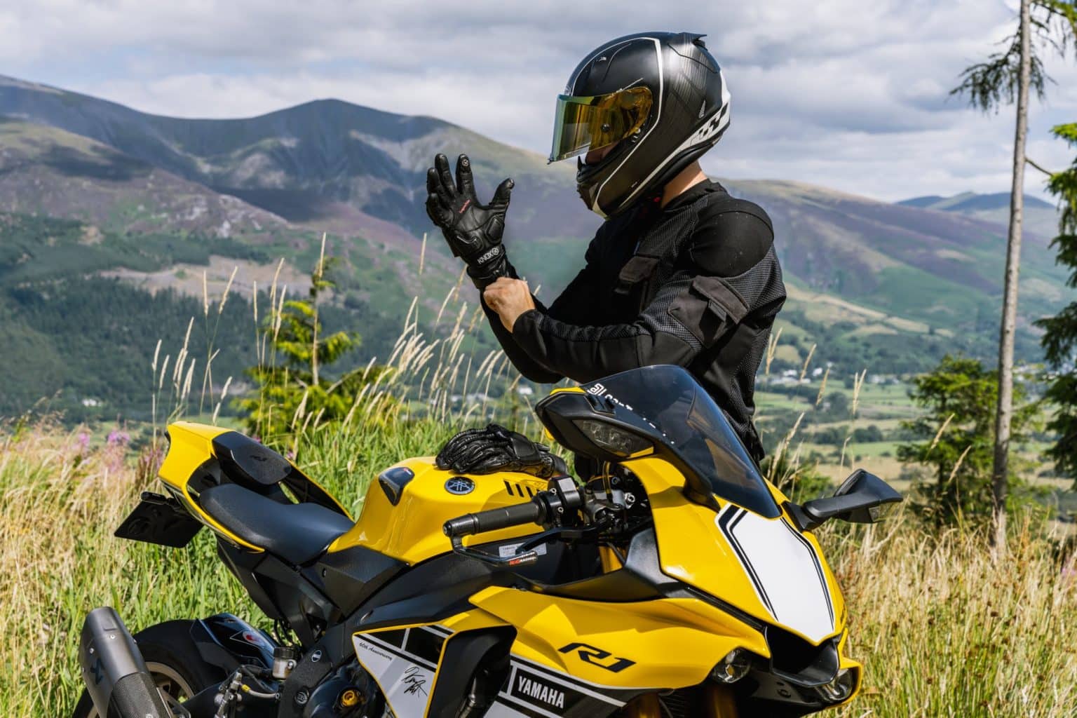 Yamaha R1 vs Suzuki GSXR 1000 – Knox Superbike Shootout 🔥 P.1 The road ...