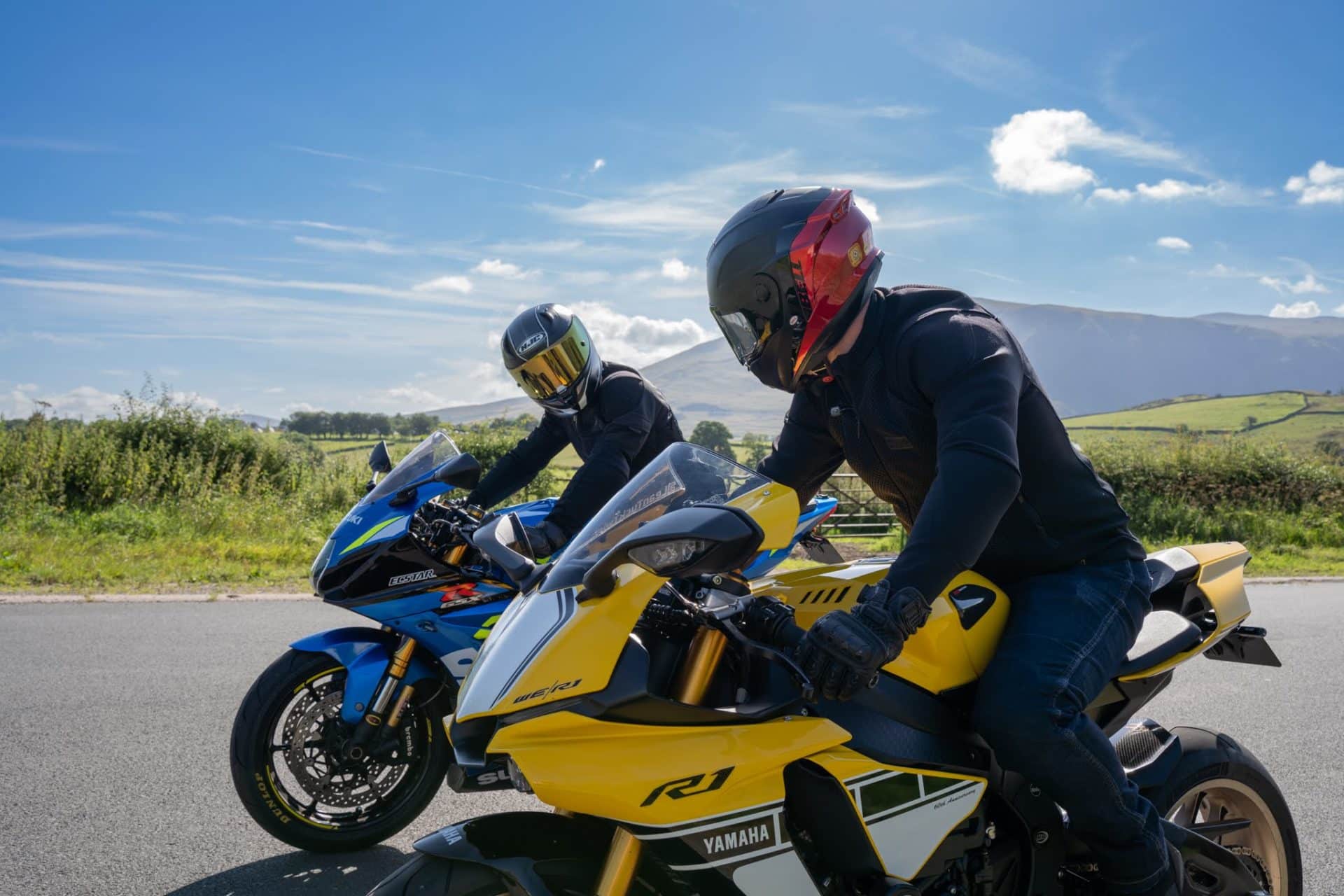 Yamaha R1 vs Suzuki GSXR 1000 – Knox Superbike Shootout 🔥 P.1 The road ...